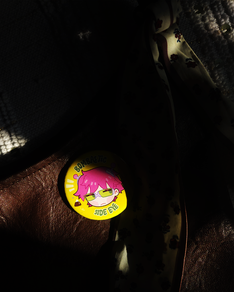 Psychic Side Eye – Saiki K Badge – Xiro & Co - Main